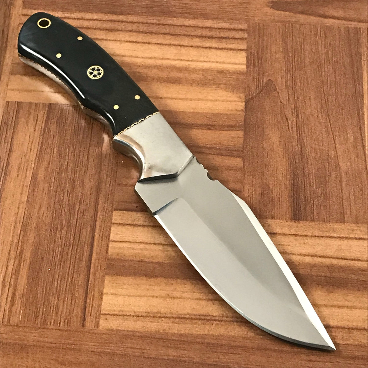 Full tang construction makes for a very solid and well balanced knife ...